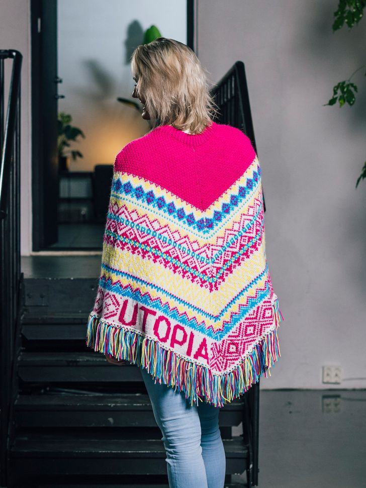 119-03 Utopia kort poncho - Garnius 119-03 Utopia kort poncho - Garnius