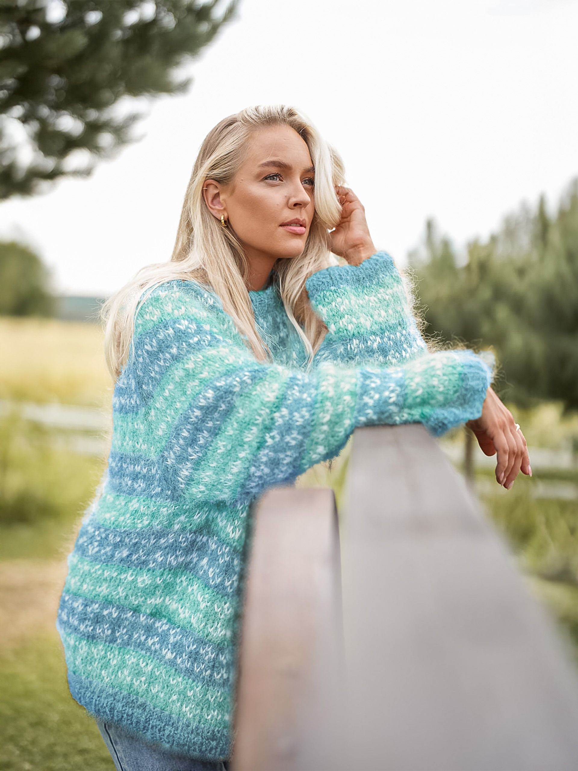 523V-01s Blome genser vol.2 karibisk blå - Garnius