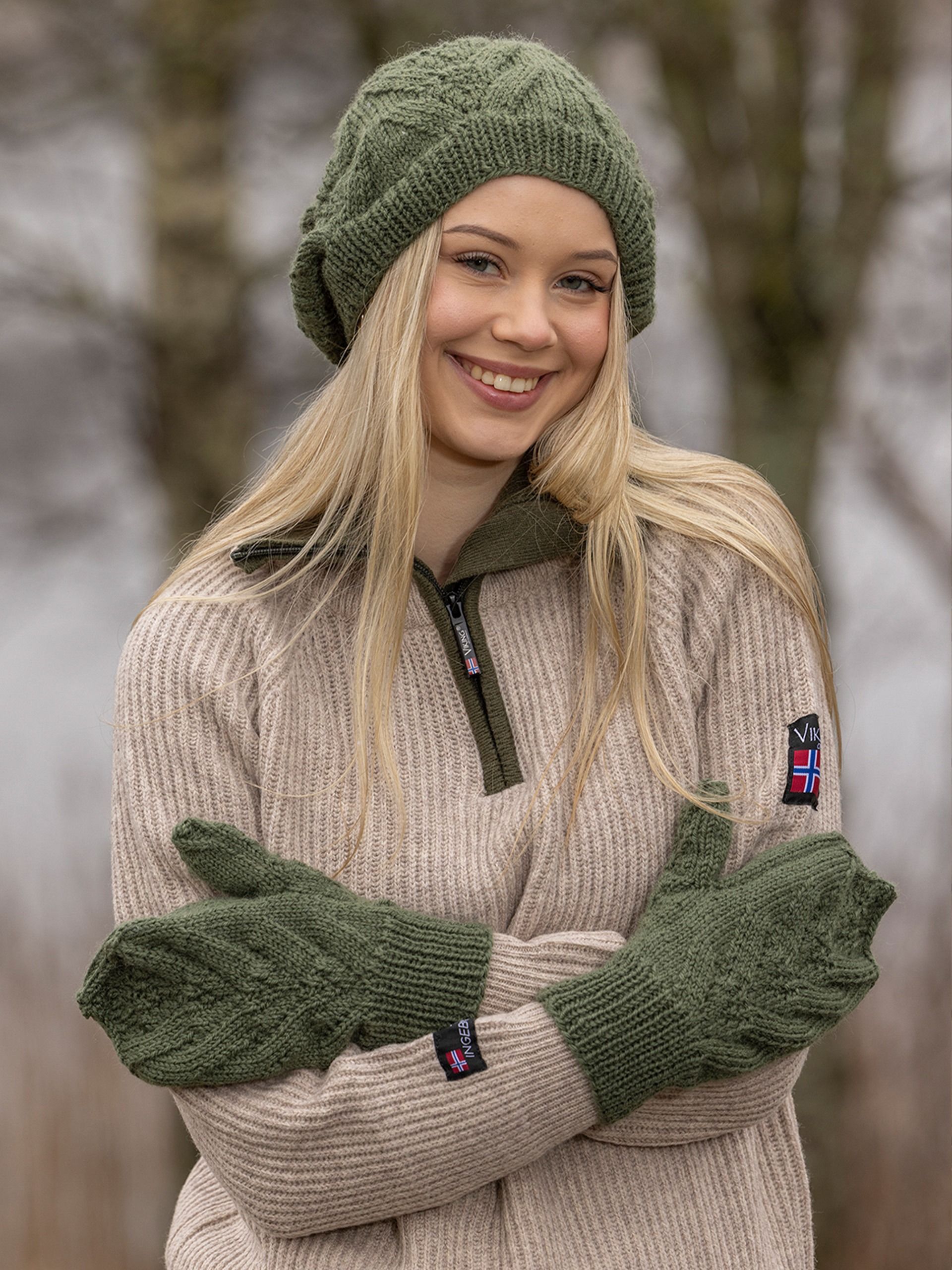 2508-12 Mosedott lue og votter - Garnius